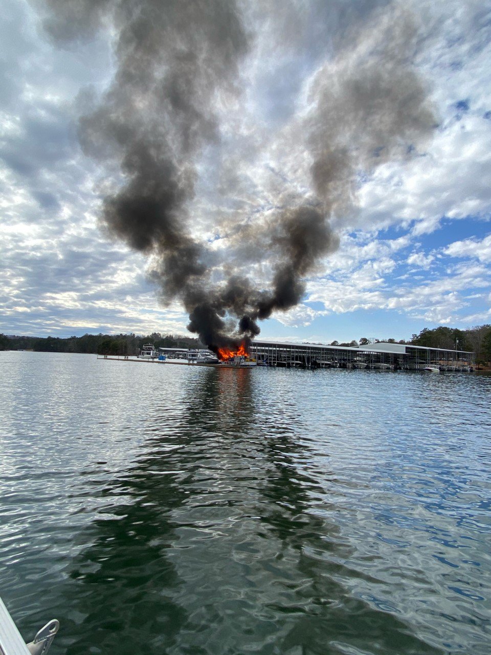 Houseboat burns at marina in Forsyth County - Forsyth News