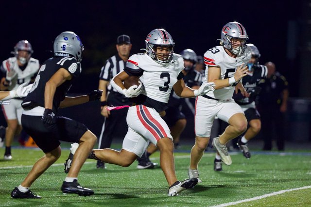 Football: Rushing attack sends Bulldogs to road win - Forsyth News