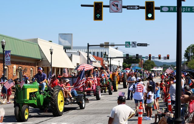 Thousands delight at the sights and sounds of the annual Thomas ...