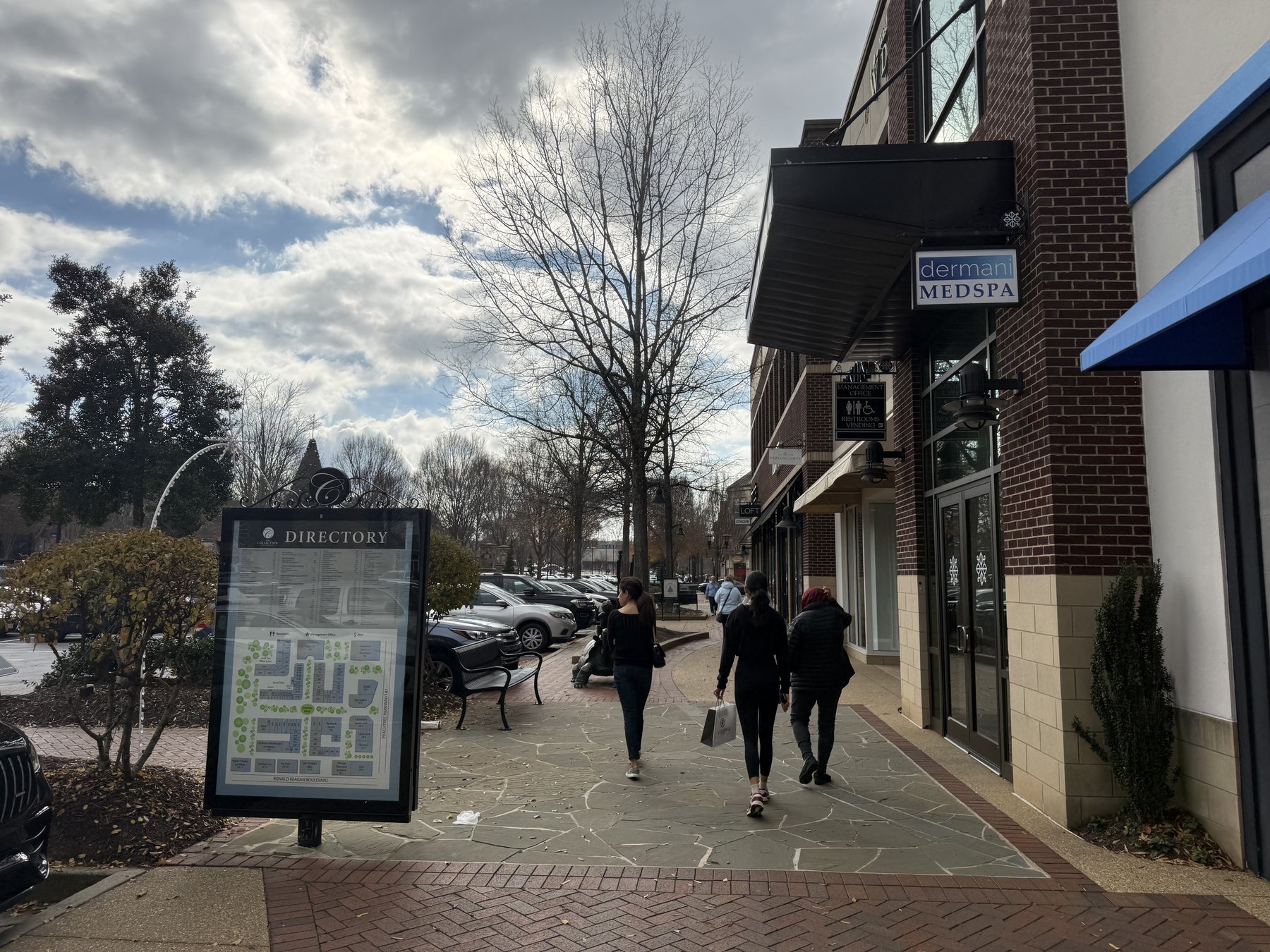 LOOK: Warm weather brings shoppers back to The Collection at Forsyth ...